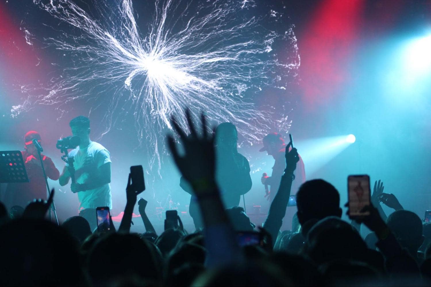 DJ Visuals: How to Make Your Sets Unforgettable | doodooc